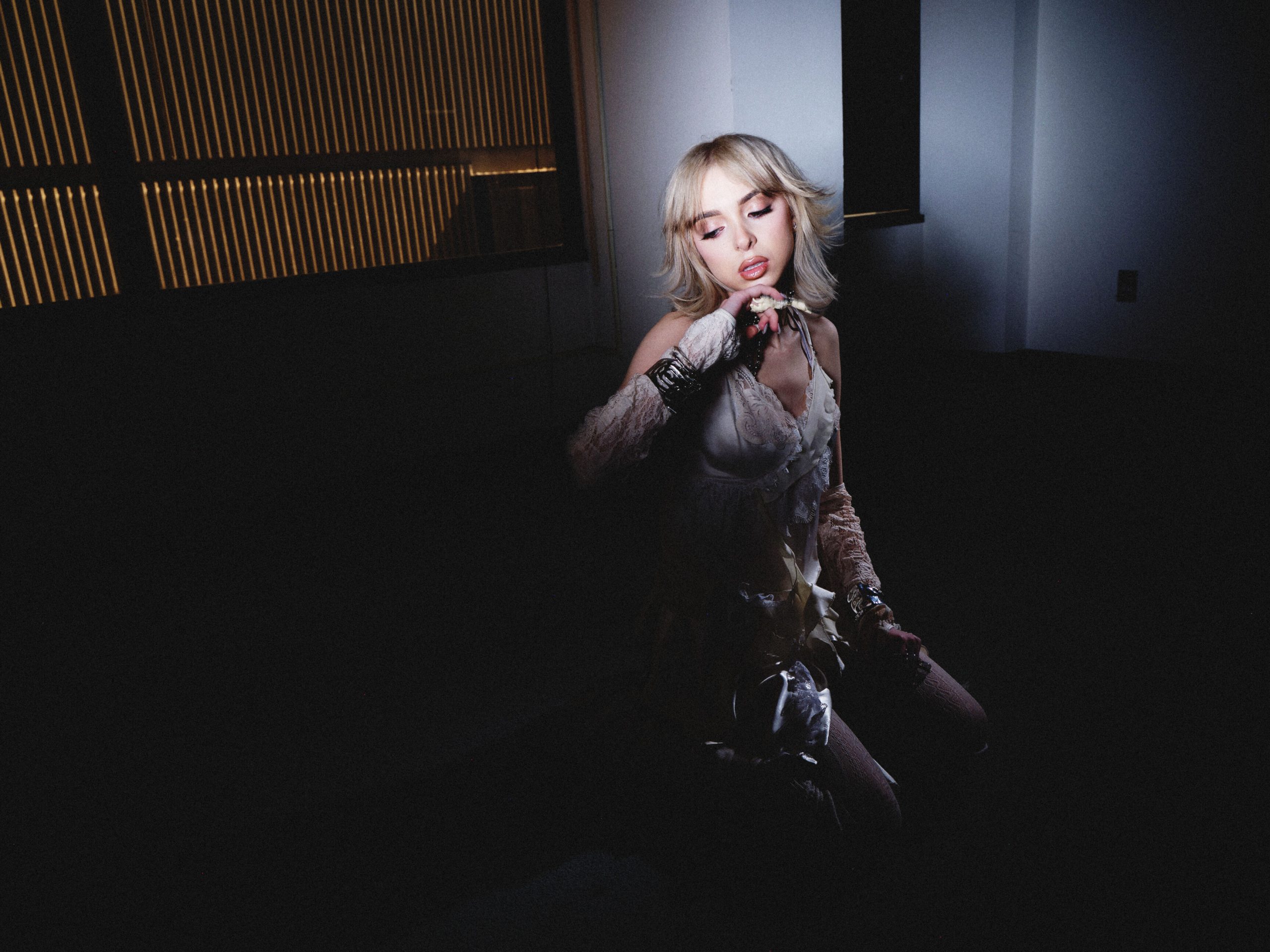 Sophie Powers - 'move with me' - The Daily Music Report